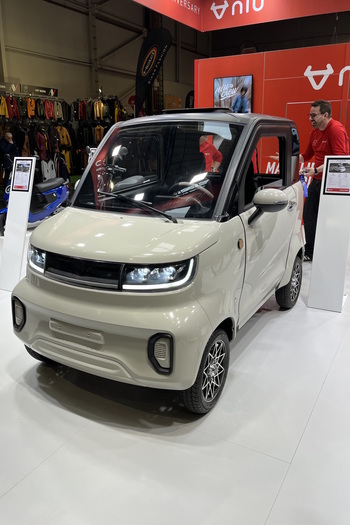 Micrcocar Niumm 500 - E-Auto mit Roller-Technik :: Transporter-News.de